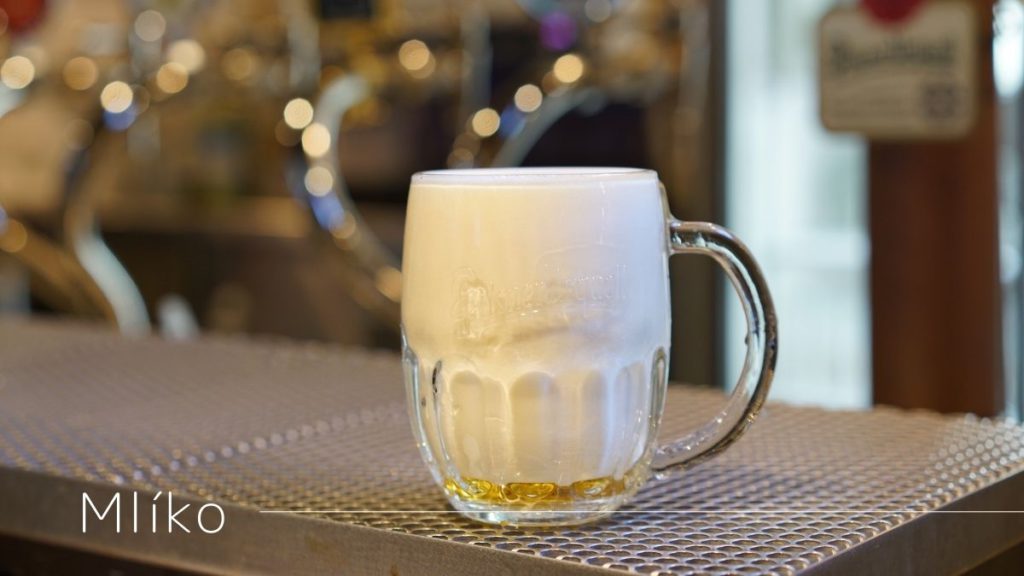泡を楽しむ独特な注ぎ方「ミルコ（Mlíko）」 | URQUELL TiMEZ（ウルケルタイムズ）