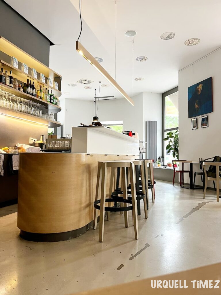 チェコの定番スイーツ「パラチンキ」とリモナーダでカフェタイム（プラハ6区 Café Záhorský） | URQUELL TiMEZ（ウルケルタイムズ）